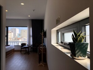 Quarto Triplo Standard | Roupa de alta qualidade, minibar, secretária