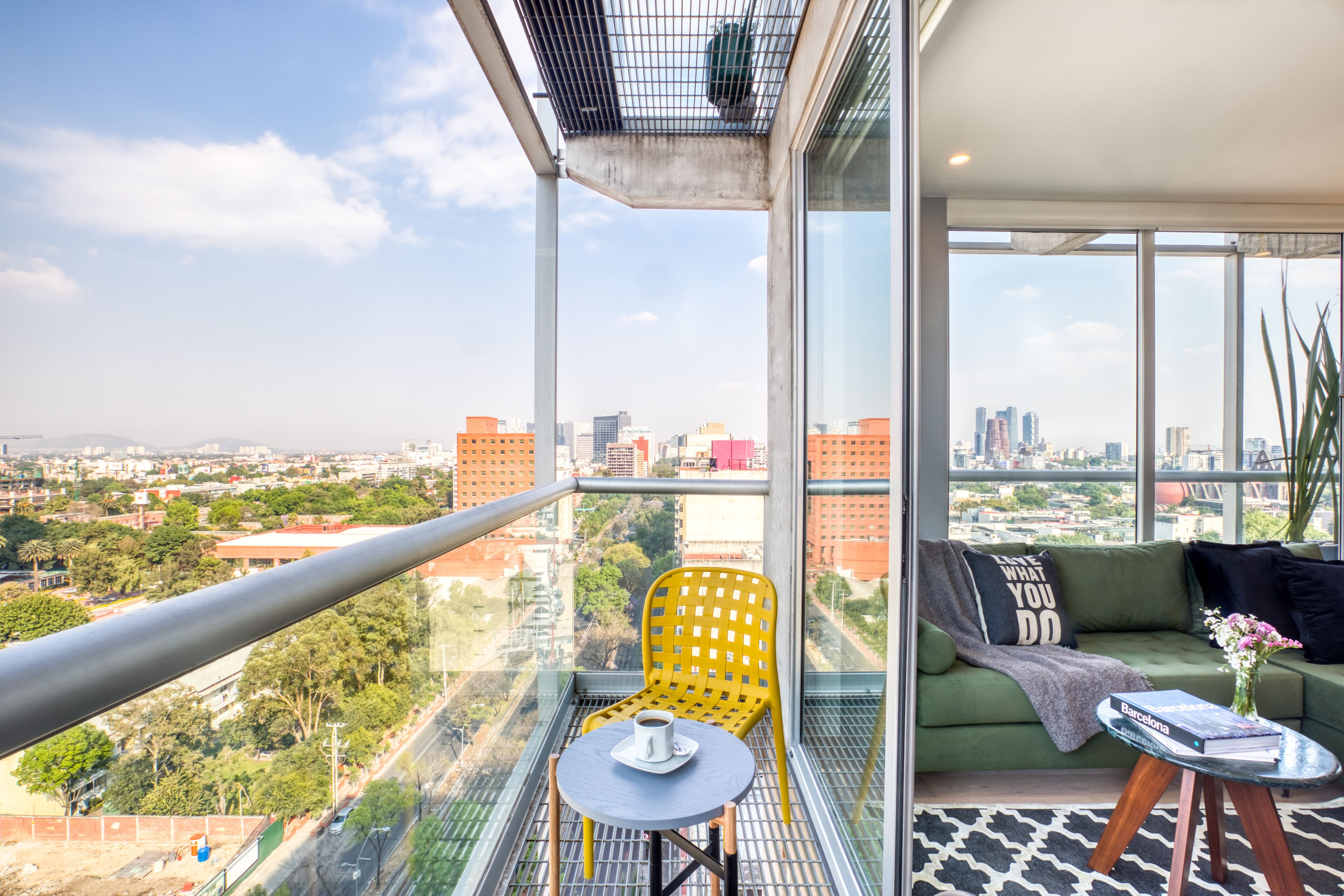 Apartment with Panoramic Balcony | Sala | Smart TV de 42 de polegadas com canais digitais, televisor, Netflix 