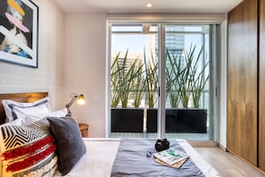 Apartment with Panoramic Balcony | 2 quartos, edredões de penas, com decoração personalizada 