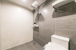 Quarto Deluxe | Casa de banho | Um chuveiro fixo, artigos de higiene pessoal grátis