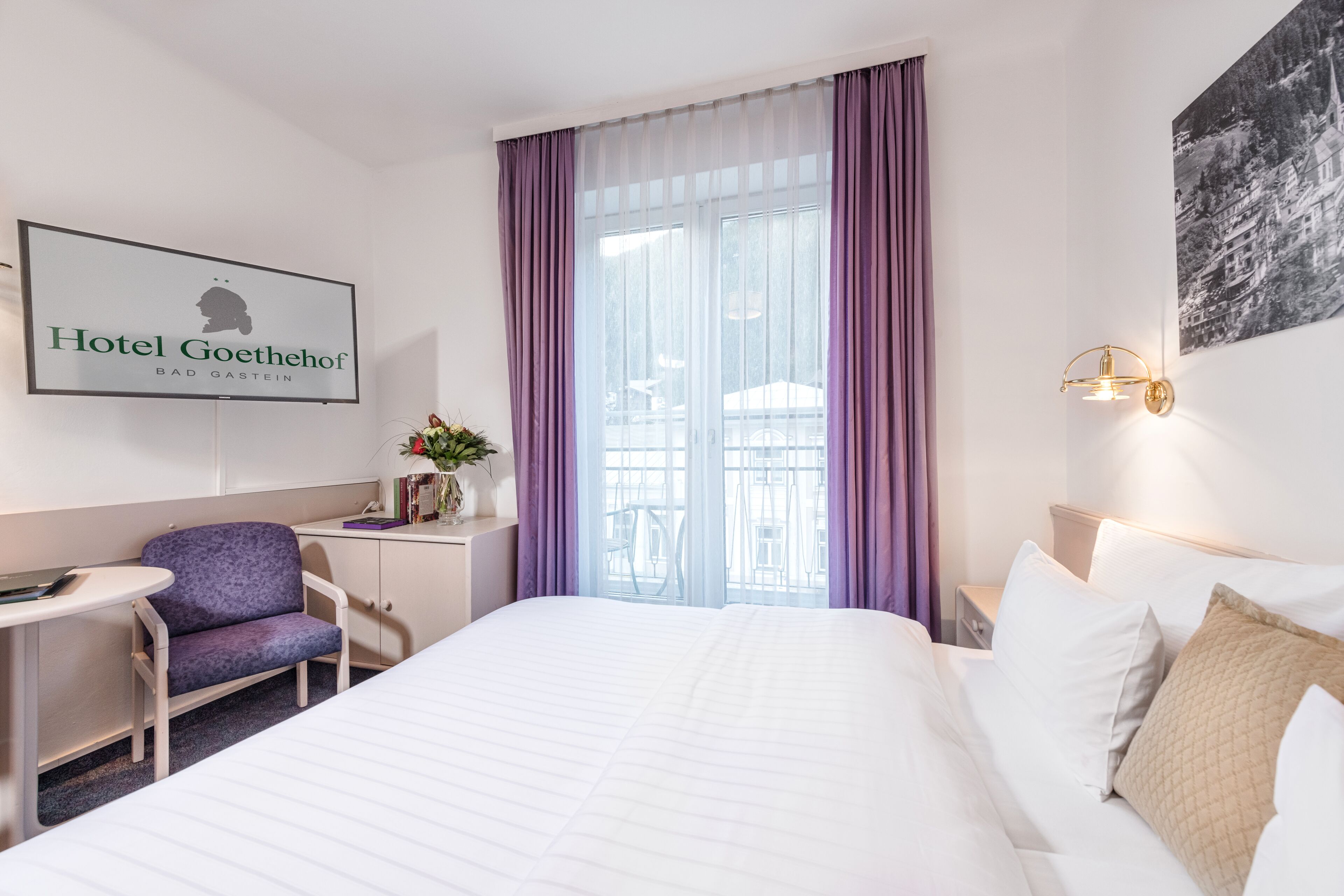 Quarto Duplo | Roupa hipoalergénica, edredões de penas, secretária 