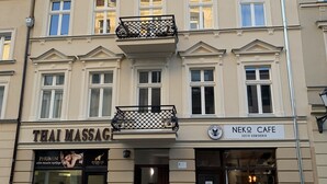 Um edifício com serviços de massagem tailandesa e café.