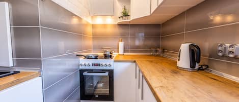 Apartamento | Cozinha privada | Um frigorífico/congelador grande, um forno, uma placa de cozinha