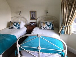 Quarto duplo | Individualmente decorados, individualmente mobiliados, escrivaninha