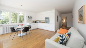 Apartamento Familiar, 2 quartos, micro-ondas (Charm Apartment with Balcony and) | Interior