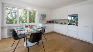 Apartamento Familiar, 2 quartos, micro-ondas (Charm Apartment with Balcony and) | Restaurantes