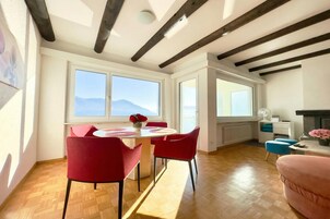 Apartamento família, 2 quartos, sacada (On the Lake 2BR with Garage in Porto) | Opções para refeição