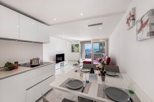Apartamento família, 2 quartos, sacada (Red View Apartment with Balcony) | Opções para refeição