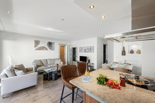 Apartamento família, 2 quartos, sacada (Art Apartment Locarno - Balcony and) | Parte interna