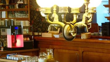 Café da manhã com buffet durante a semana (EUR 12.50 por pessoa)