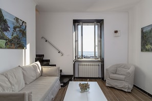 Apartamento, 3 quartos | Área de estar | TV de tela plana