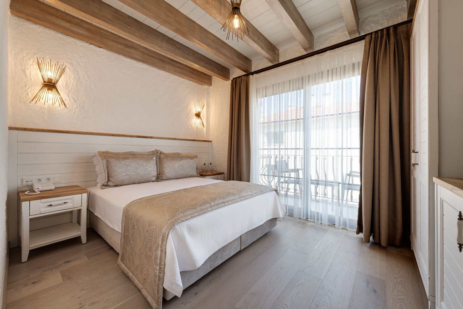 Frigobar, cofres nos quartos, cortinas blackout, quartos à prova de som