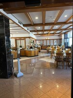 Pequeno-almoço tipo buffet diário mediante uma taxa