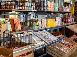 Um supermercado com diversos produtos alimentares em prateleiras e contentores.