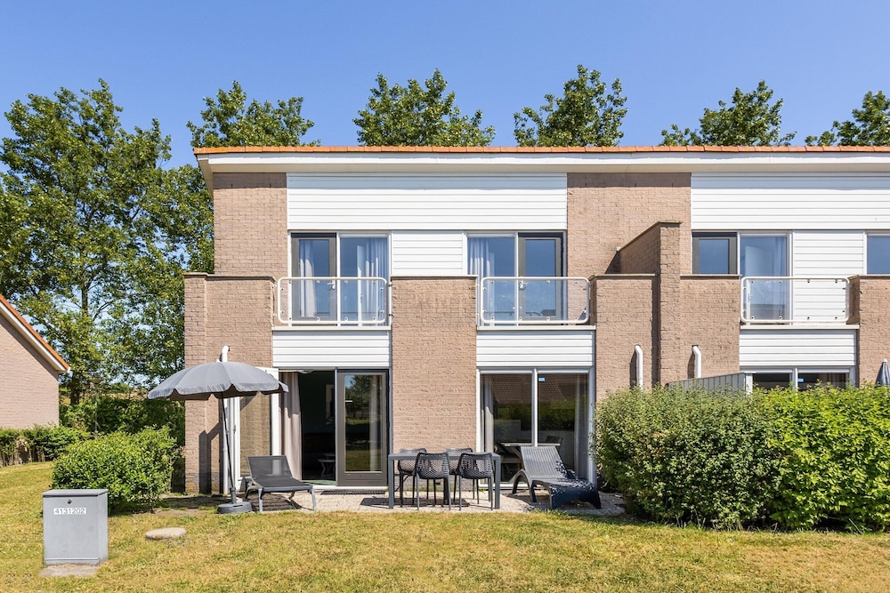 Restyled Bungalow With Dishwasher, Near The Beach - Renesse