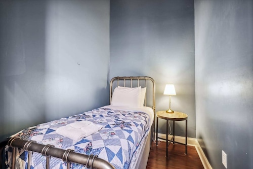 Great Location! Modern Cozy Pad- Near Streetcar - New Orleans, LA