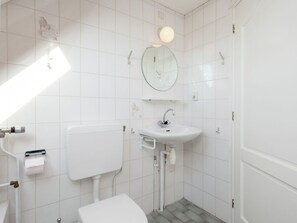 Apartamento | Casa de banho | Uma banheira, toalhas fornecidas 