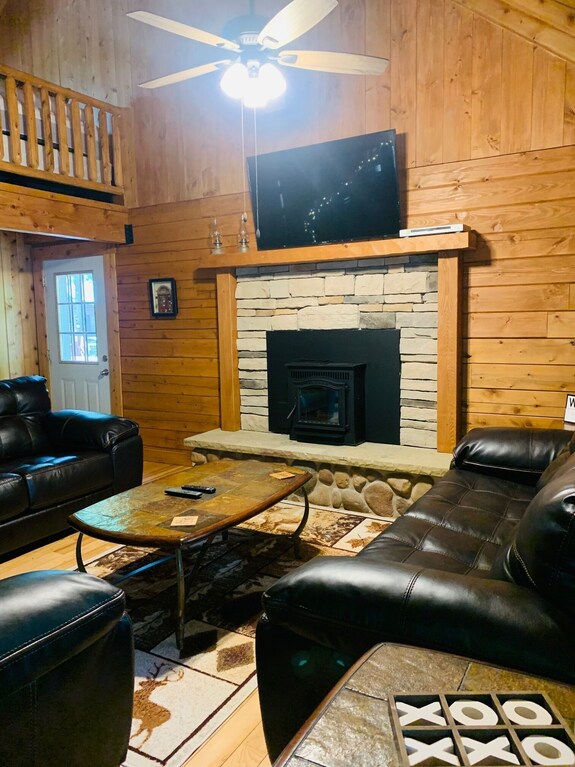 Riverfront 2 Story, 4 Br, 2 Bath, Washer/dryer, Hot Tub, Pet Friendly - West Virginia