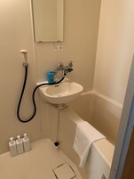 Apartamento (Studio Bedroom) | Banheiro | Chuveiro/banheira combinados, produtos de toalete grátis