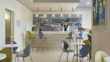 Um bar moderno com diversas garrafas de bebidas, uma máquina de café e um bartender. Há várias mesas e cadeiras dispostas para acomodar os clientes.