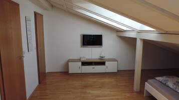 Apartamento | Área de estar | TV, brinquedos