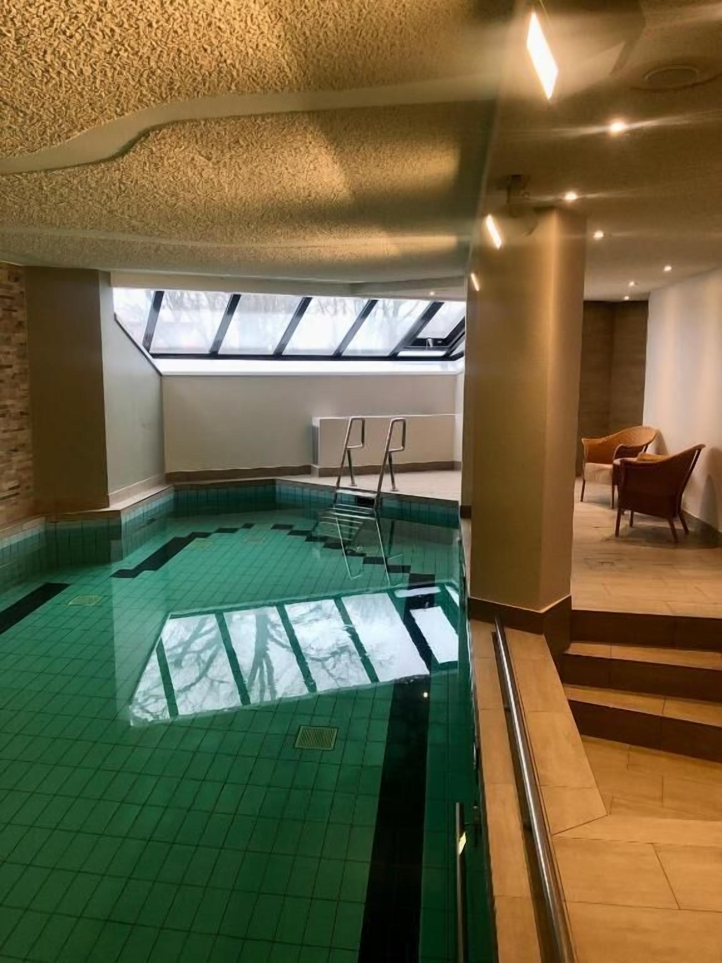 Piscina interna, funciona das 7h às 22h, espreguiçadeiras