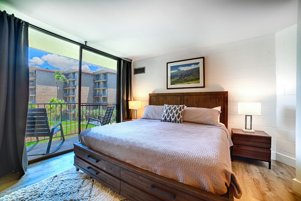 Enjoy Ocean Views From Lanai, Living Room & Bedroom, Beachfront Pool! - Kihei, HI