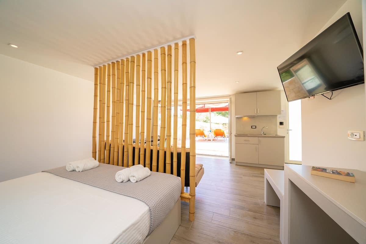 Estúdio premium, vista para a piscina | 1 quarto, cofres nos quartos, Wi-Fi de cortesia, roupa de cama