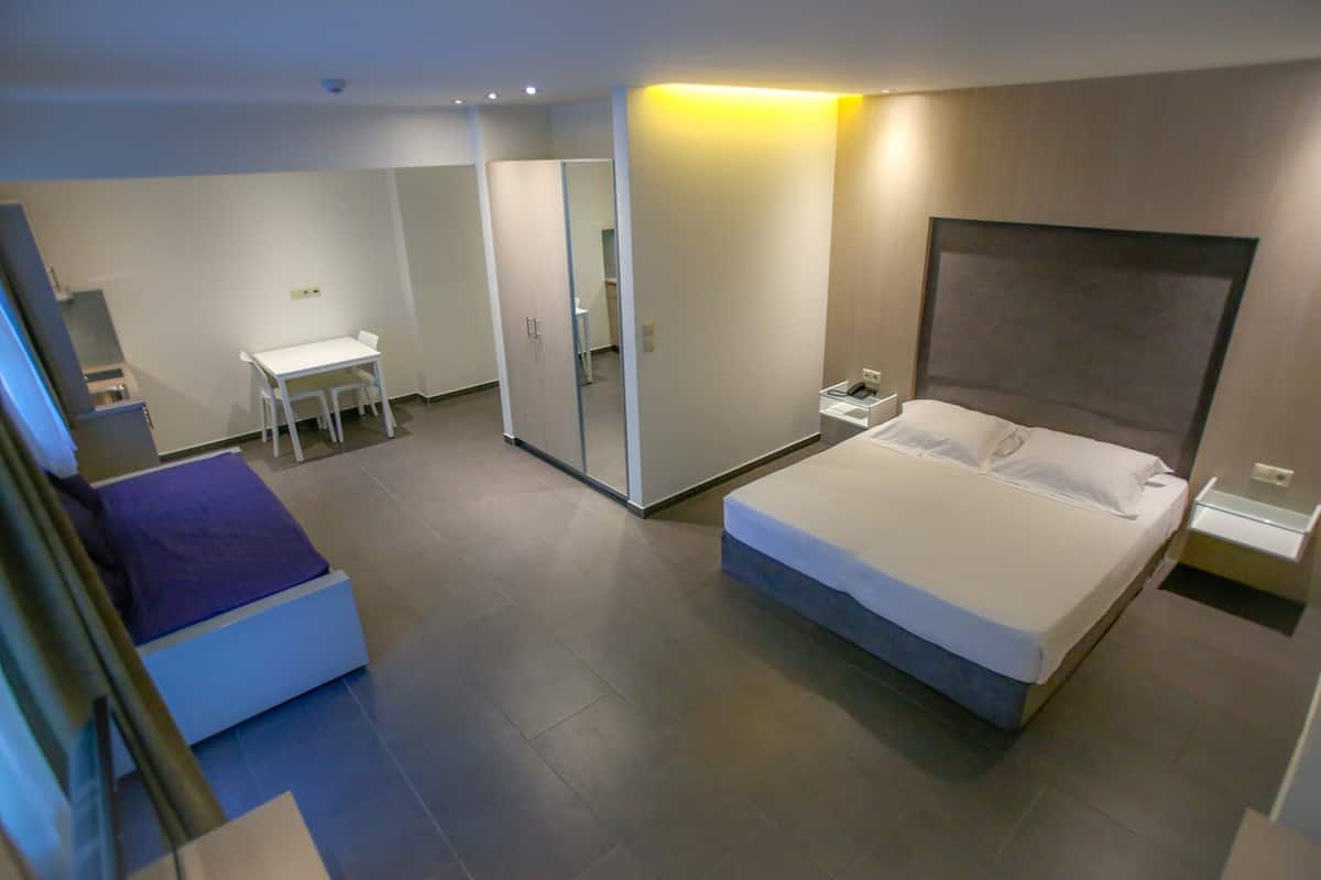 Estúdio família, vista para o jardim | 1 quarto, cofres nos quartos, Wi-Fi de cortesia, roupa de cama