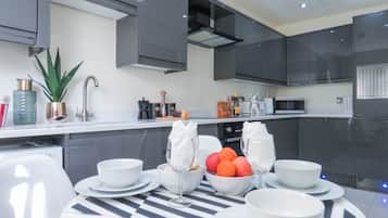 Casa de Férias Empresarial | Cozinha privada | Um frigorífico/congelador grande, um micro-ondas, um forno