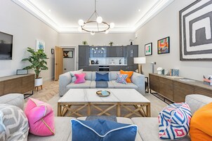 Apartamento Deluxe | Sala de estar | Smart TV 