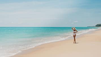 Na praia, toalhas de praia, snorkel, ioga