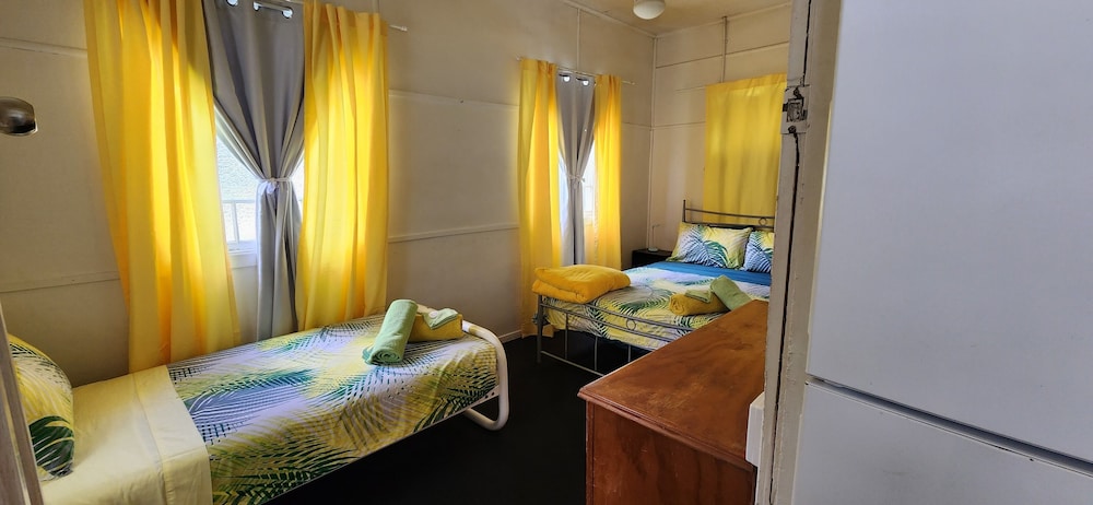 Meyenburg Unit 1 Fully Self Contained, 6 Guests, 2 Br Unit, 1qb, 1db, 2 Singles - Queensland