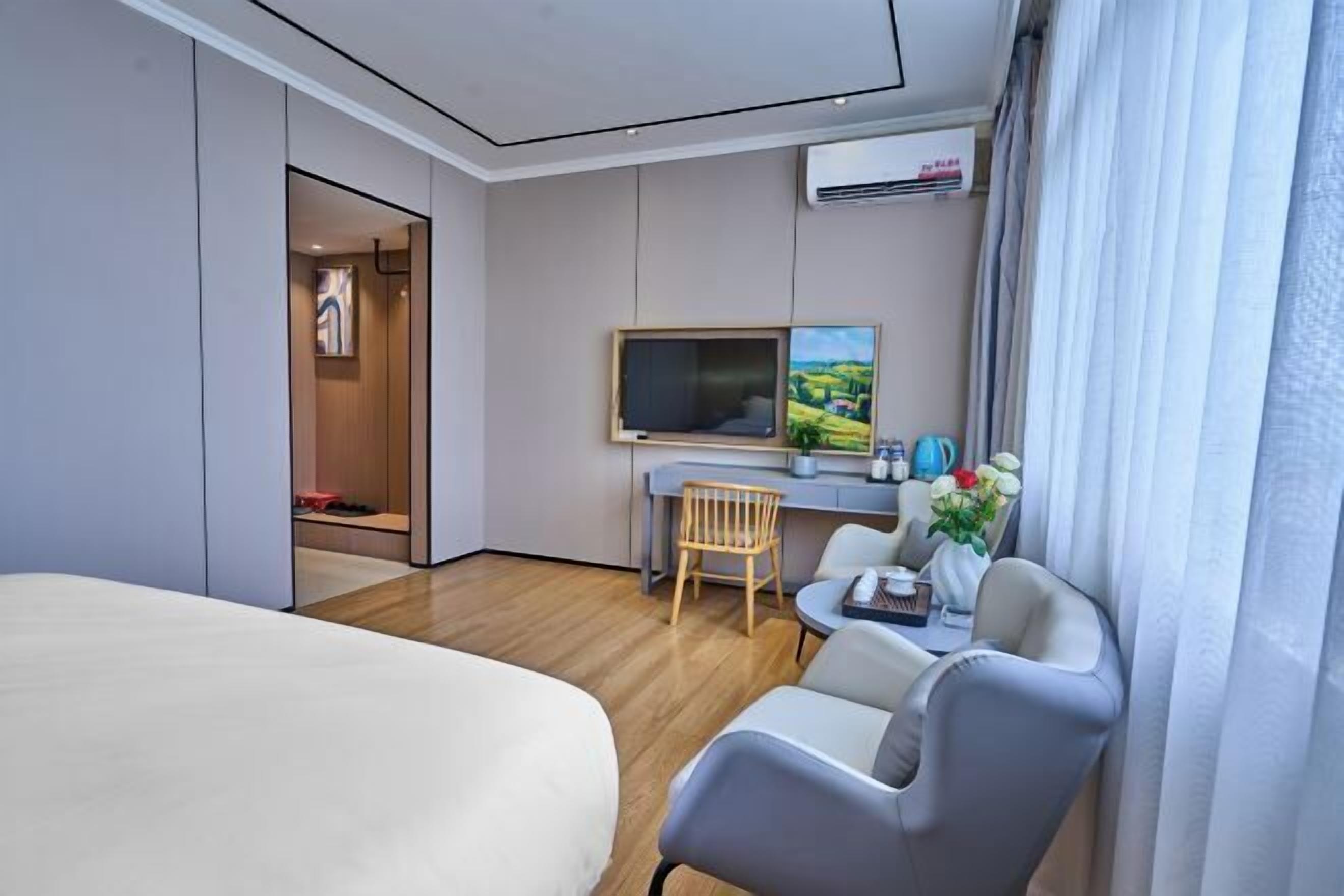 Escrivaninha, cortinas blackout, Wi-Fi de cortesia, roupa de cama