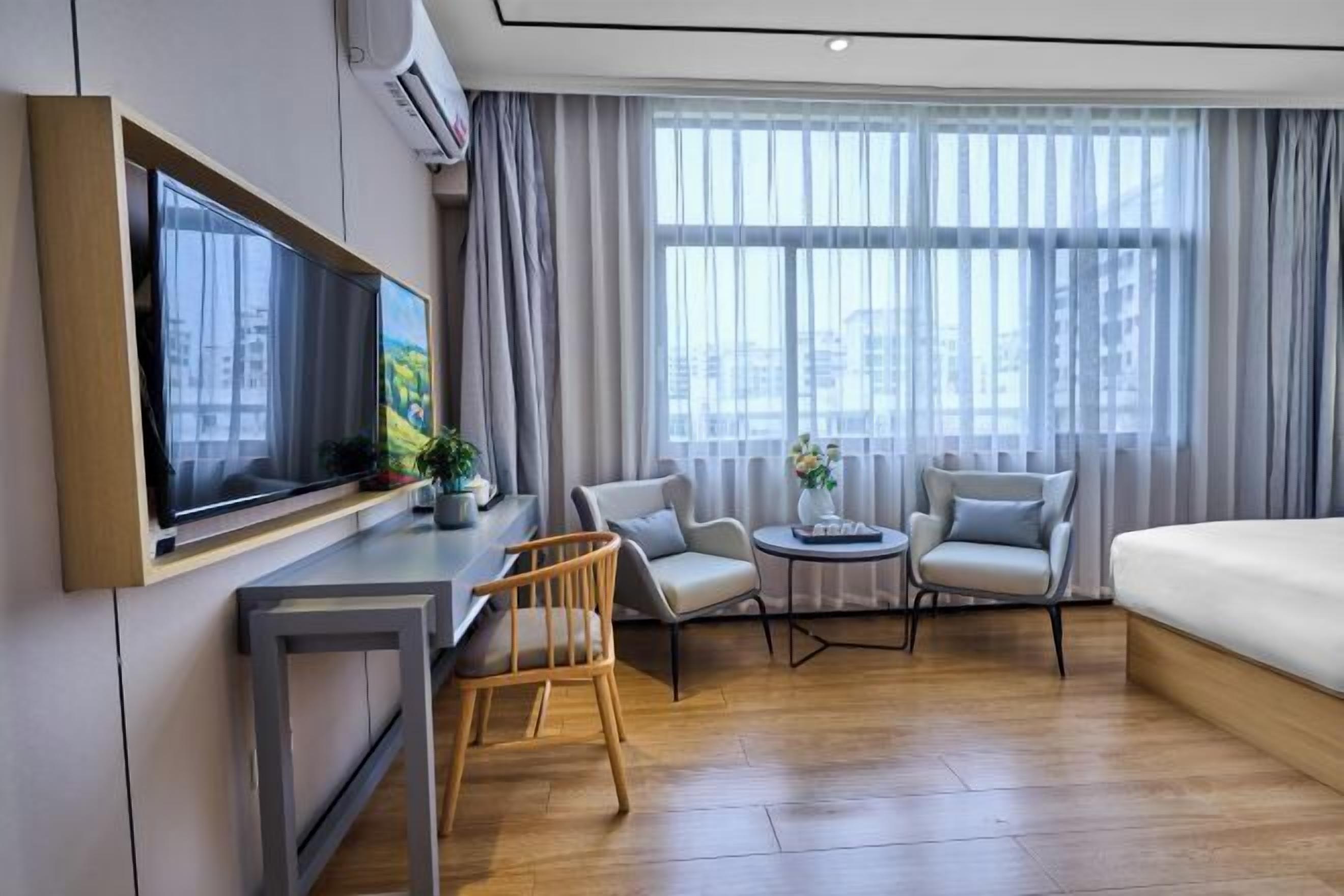 Escrivaninha, cortinas blackout, Wi-Fi de cortesia, roupa de cama