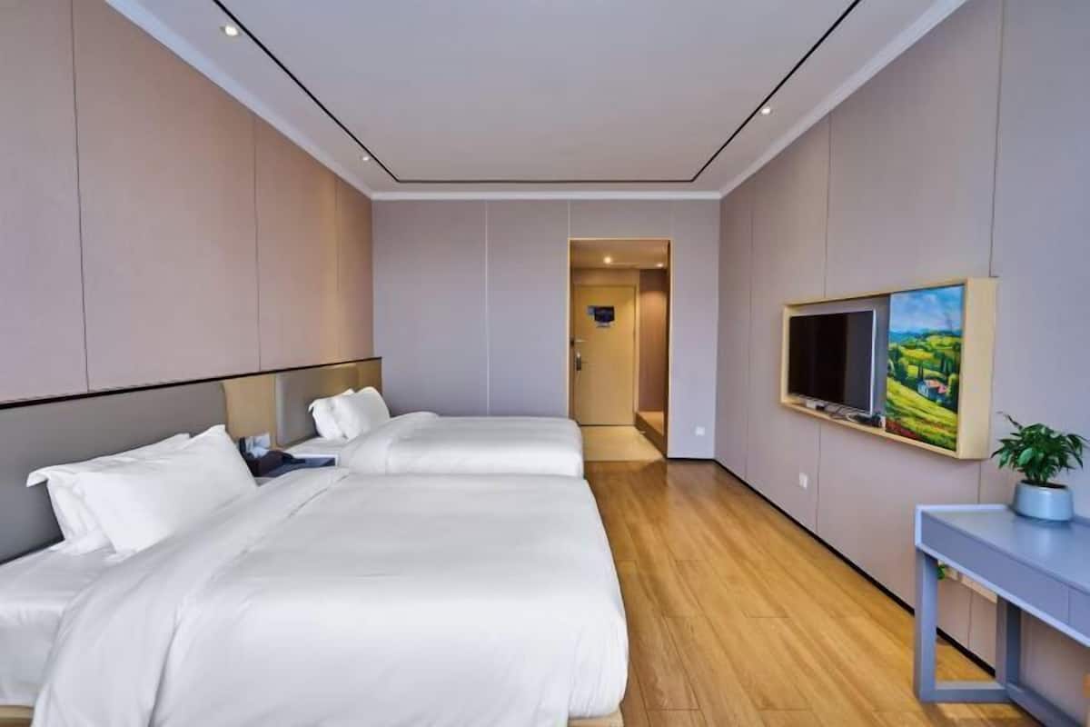 Escrivaninha, cortinas blackout, Wi-Fi de cortesia, roupa de cama