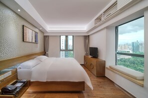 Suíte conforto, 2 quartos, para não fumantes | Cofres nos quartos, cortinas blackout, Wi-Fi de cortesia, roupa de cama