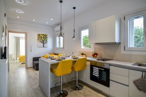 Suite, 2 quartos | Cozinha privada | Um frigorífico/congelador grande, um forno, uma placa de cozinha 