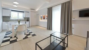 Um apartamento moderno com cozinha, sala de jantar e área de estar.