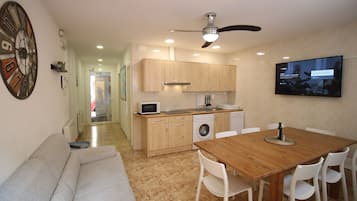 Apartamento, 4 quartos | Sala de estar | Smart TV de 32 polegadas com canais digitais, televisor