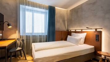 Quarto Individual Básico | Roupa hipoalergénica, cofre no quarto, secretária