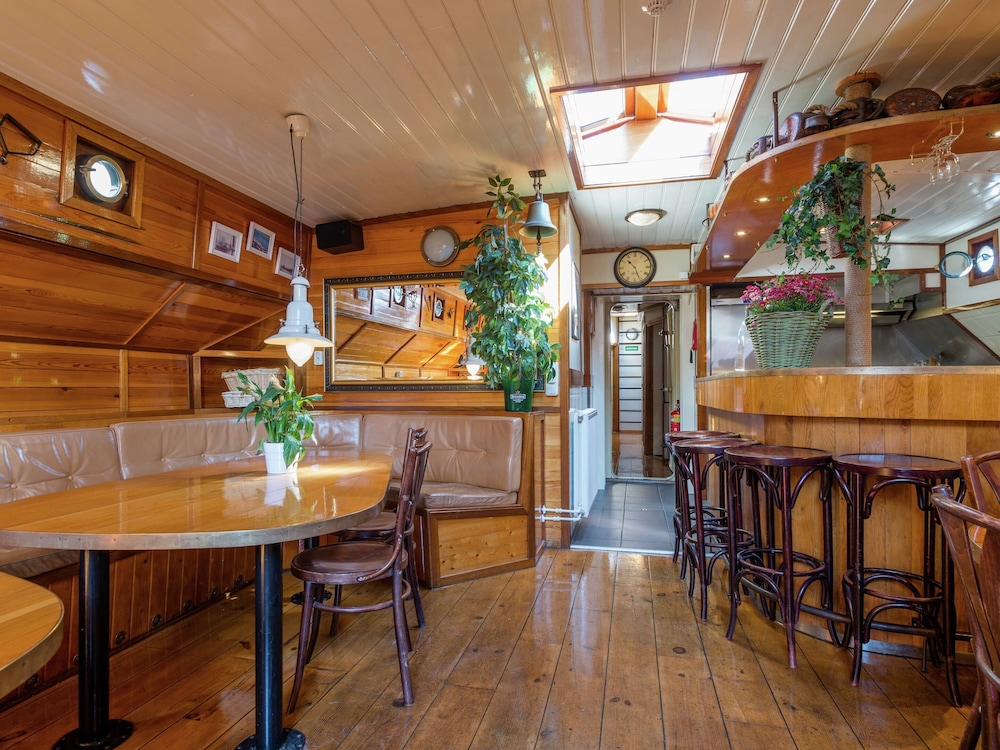 Unique Group Stay: Boat For 30 - Leiden