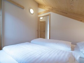 Chalé | 2 quartos, com mobília individualizada, roupa de cama fornecida