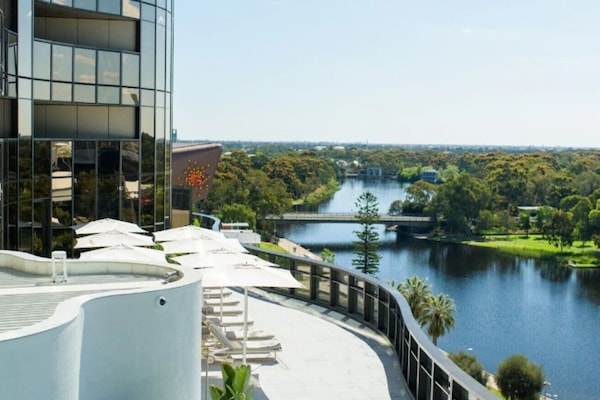 Piscina externa, guarda-sóis, espreguiçadeiras