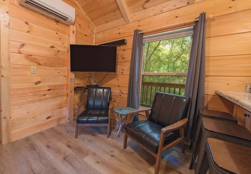 Celina Cabin Private Spa, Firepit, Wooded Retreat - Chattanooga, TN