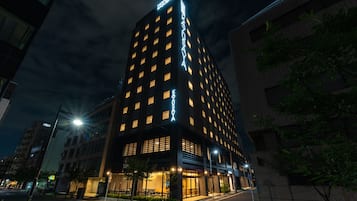 Fachada da propriedade à noite
