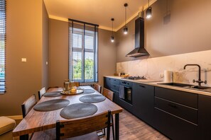 Apartamento, 2 quartos | Cozinha privada | Fogão, cooktop, lava-louças, chaleira elétrica