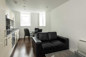 Apartamento standard, 2 quartos | Sala de estar | TV