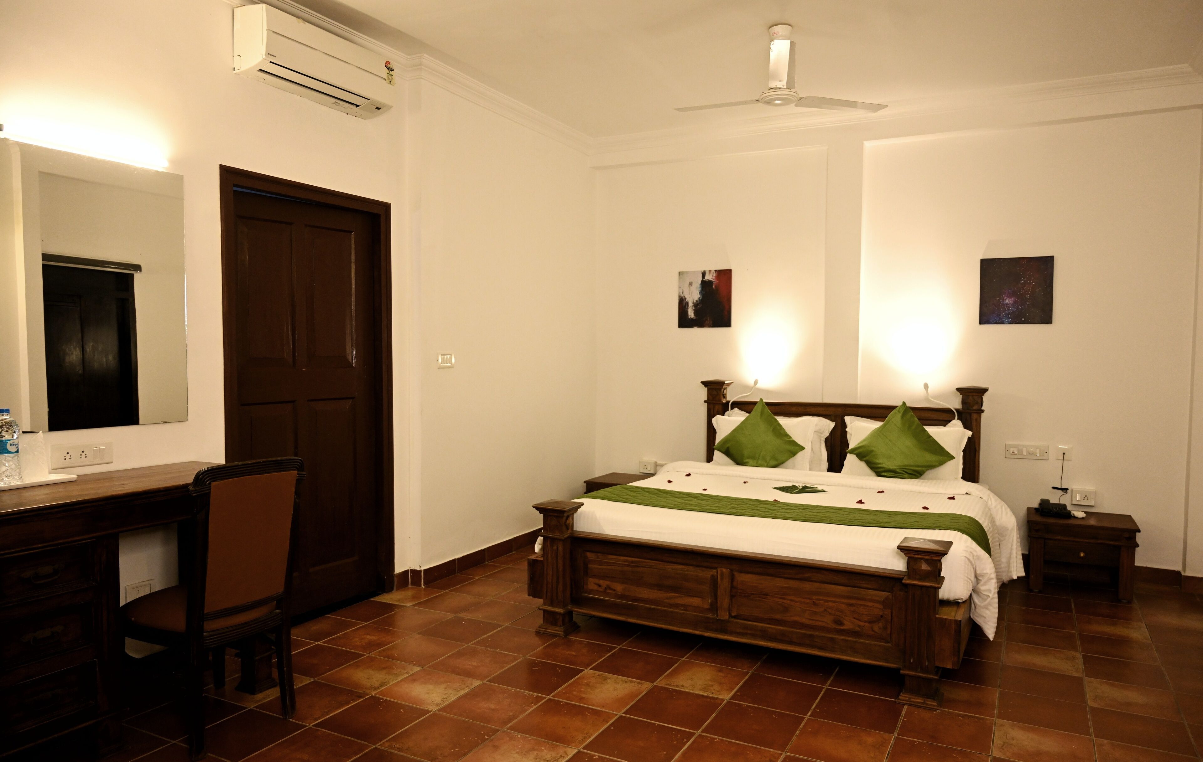 Um quarto com uma cama de madeira, uma escrivaninha e uma cadeira.