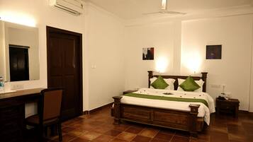 Um quarto com uma cama de madeira, uma escrivaninha e uma cadeira.